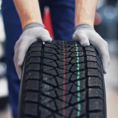 Colored lines on tires: did you know they are important?